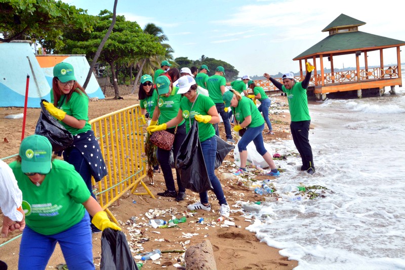 MIC retiran cientos de libras de desechos en playa de Guibia de Santo ...