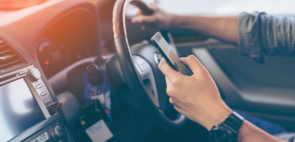 Las 5 mayores distracciones al conducir en carretera • Online Plus