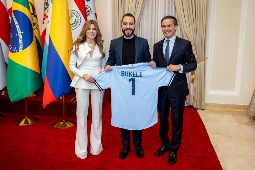 Nayib Bukele recibe chaqueta del Licey y dice "ya soy miembro oficial ...