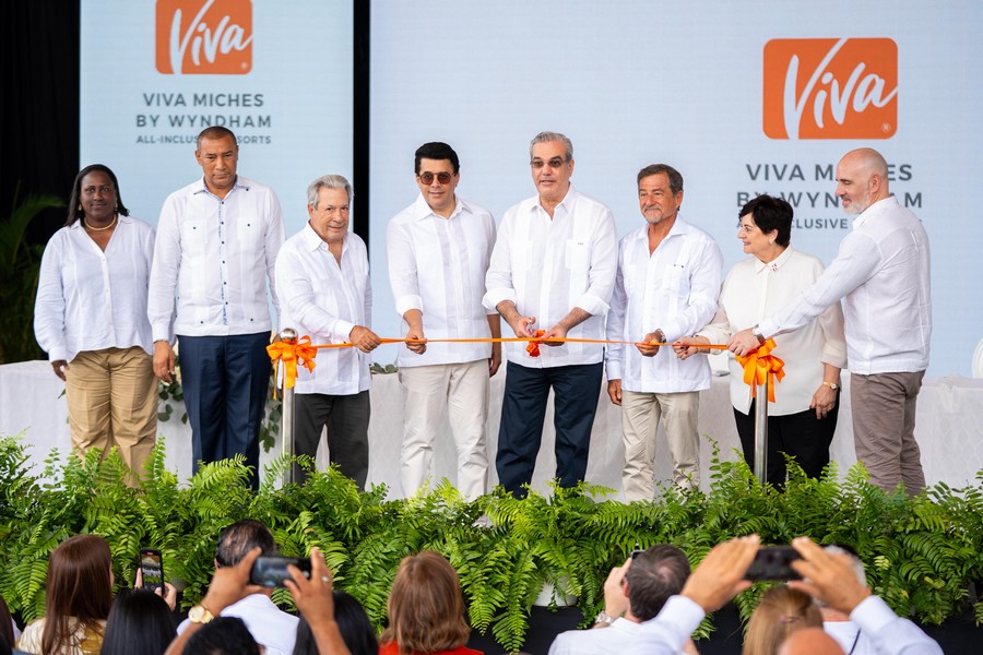 Presidente Abinader y ministro Collado inauguran el nuevo Viva Miches ...