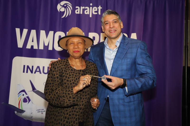 El CEO de Arajet, Víctor Pacheco Méndez, recibe las llaves de Cambridge ...
